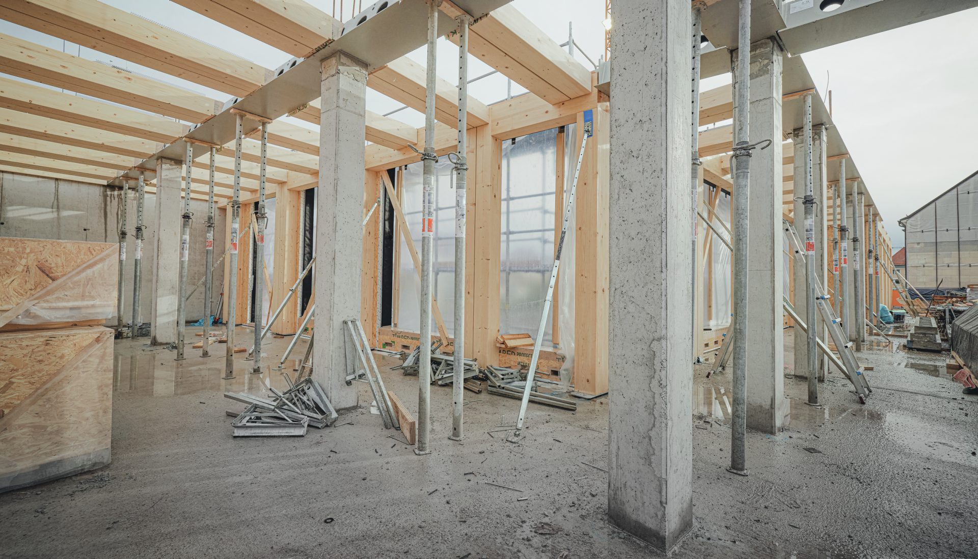 Holz auf Beton befestigen