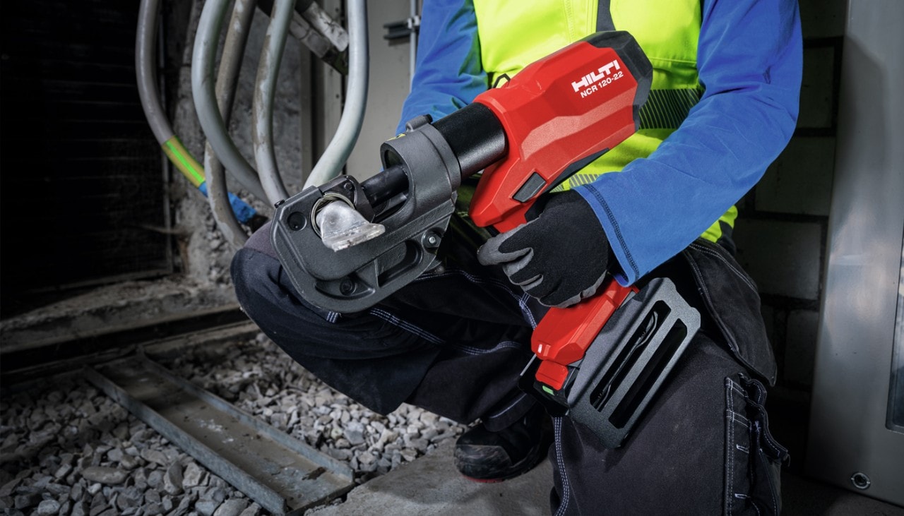 COUPE ET SERTISSAGE DE CÂBLES ÉLECTRIQUES