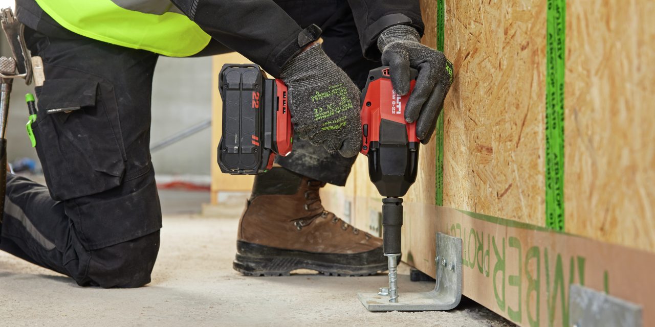 Fixer du bois sur du béton avec un connecteur en bois